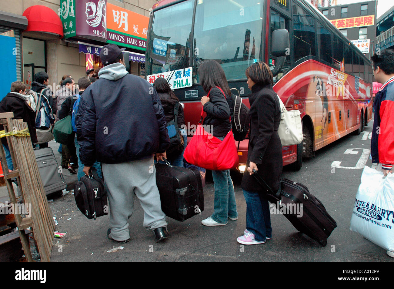 Thanksgiving travelers board buses in Chinatown on Market Street People ...