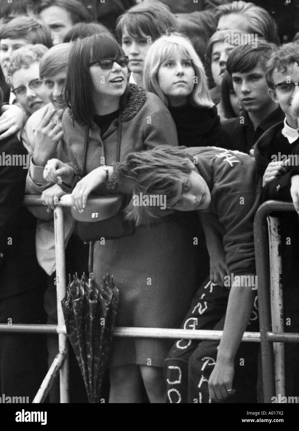 Beatles fans 1963 hi-res stock photography and images - Alamy