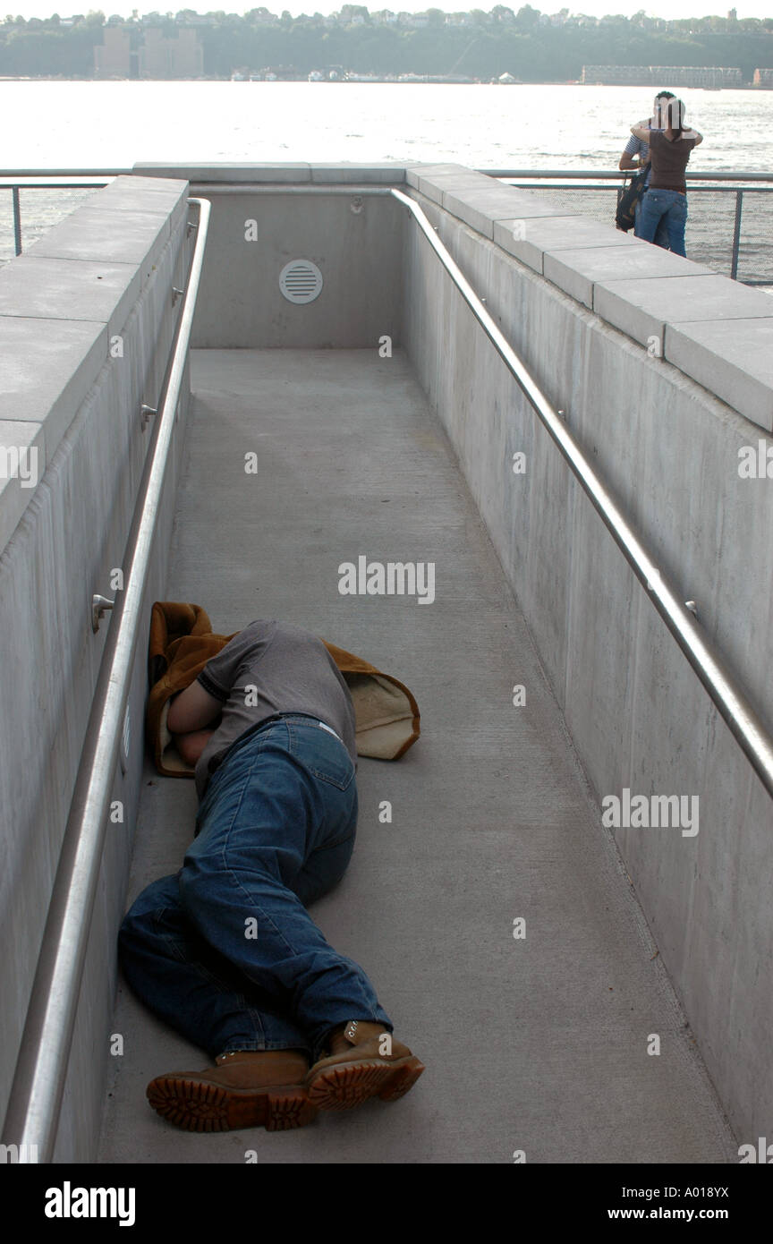 Homeless man kissing woman hi-res stock photography and images - Alamy