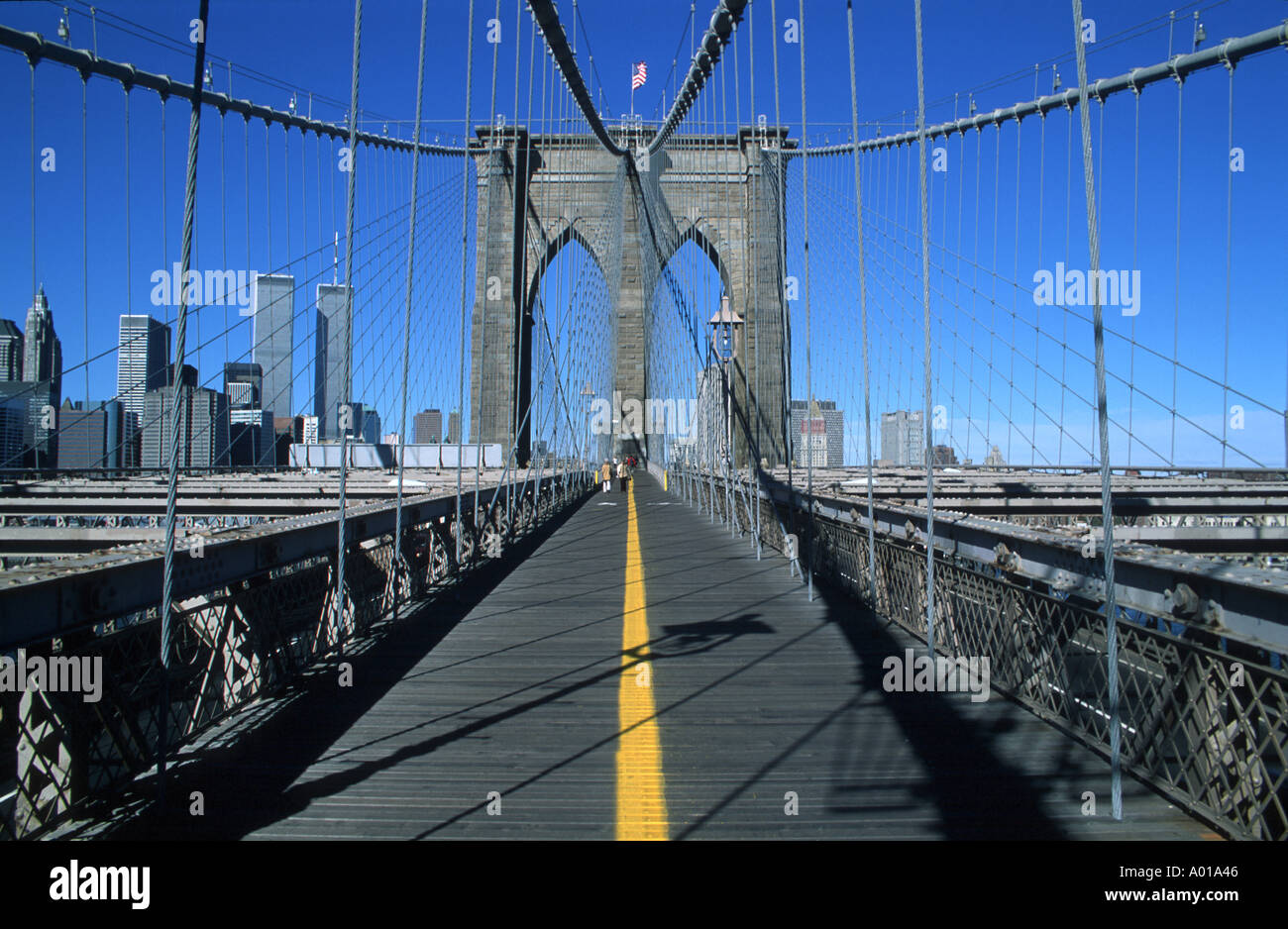 Pedestrian walkway on brooklyn bridge hi-res stock photography and ...