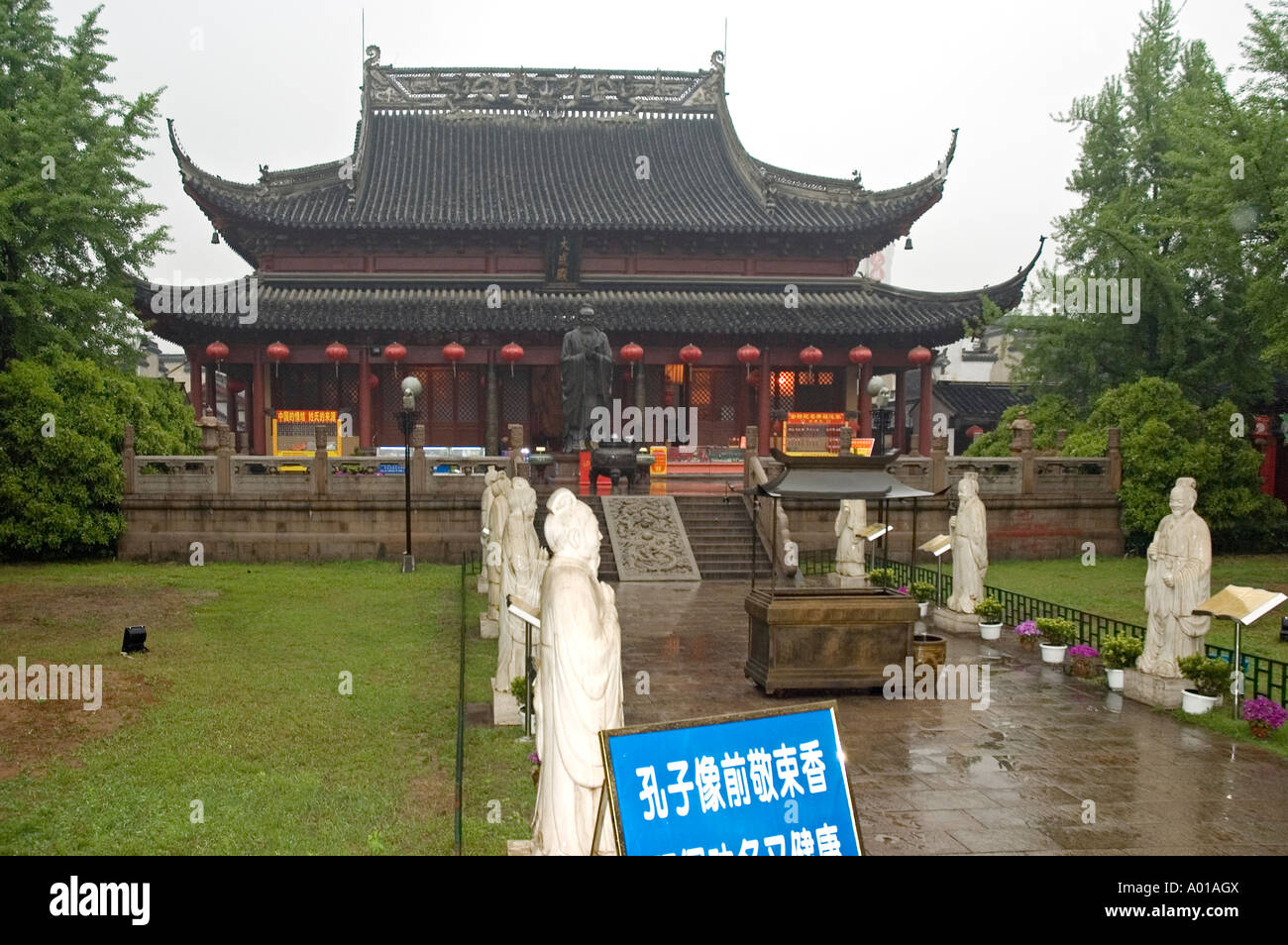 Dacheng Hall with the eight disciples of Confucius, Confucius Temple ...