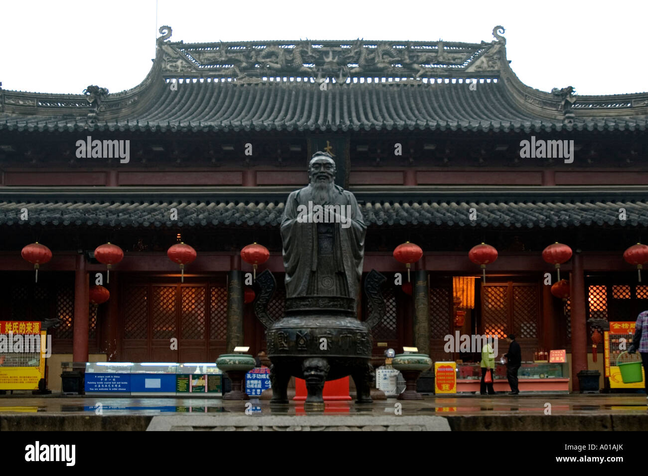 Bronze statue of Confucius in front of Dacheng Hall at the Confucius ...