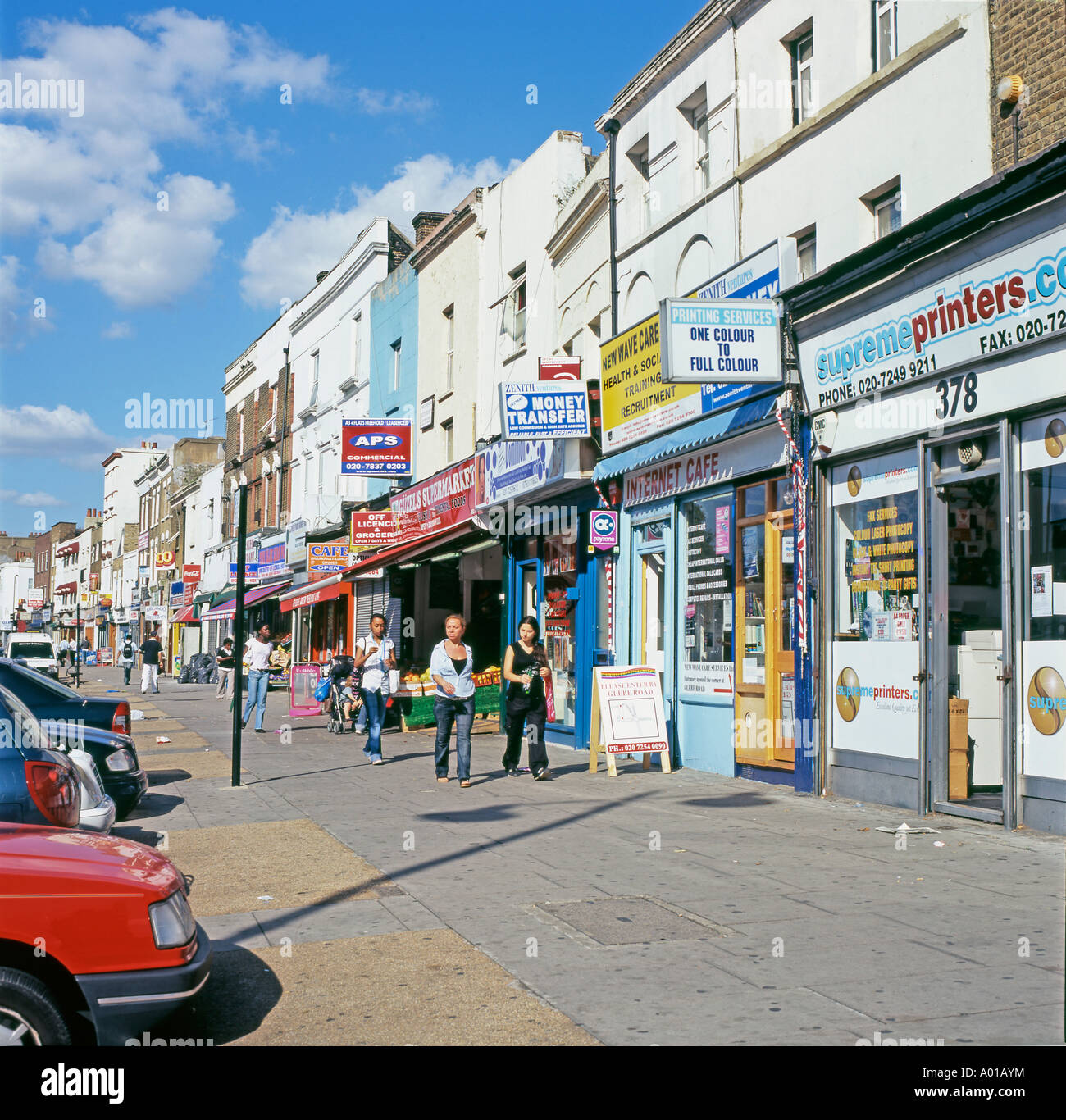 London people walking small shops High Resolution Stock Photography and ...