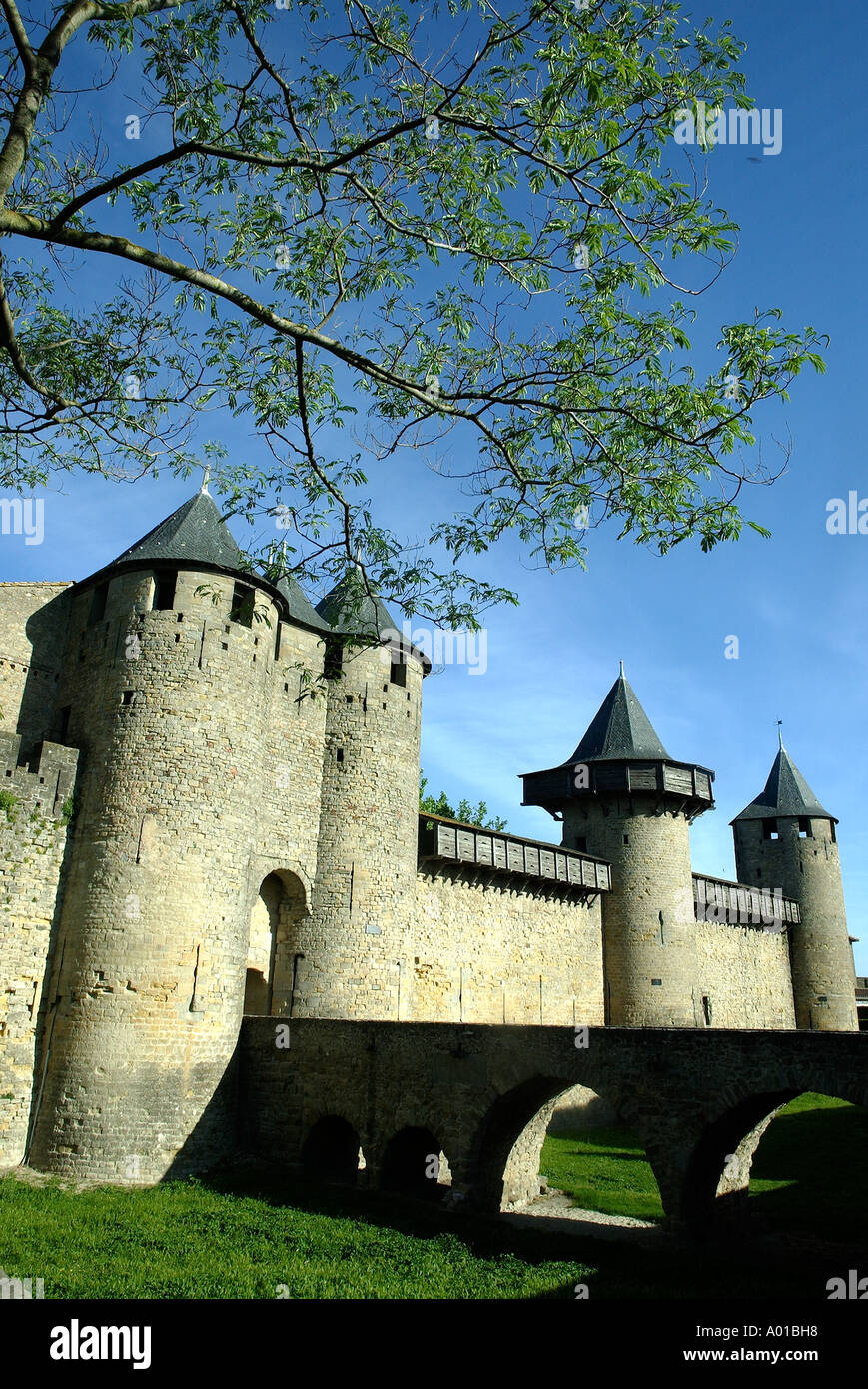 LA CITÉ DE CARCASSONNE MEDIEVAL FORTIFIED CITY CARCASSONE ROUSILLON ...