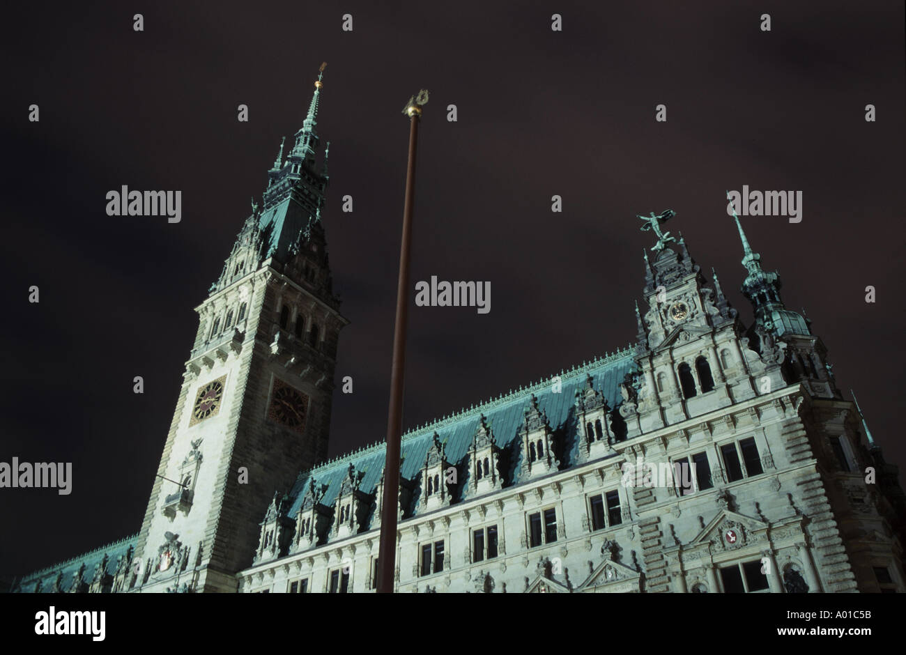 Hamburg city hall at night Stock Photo - Alamy