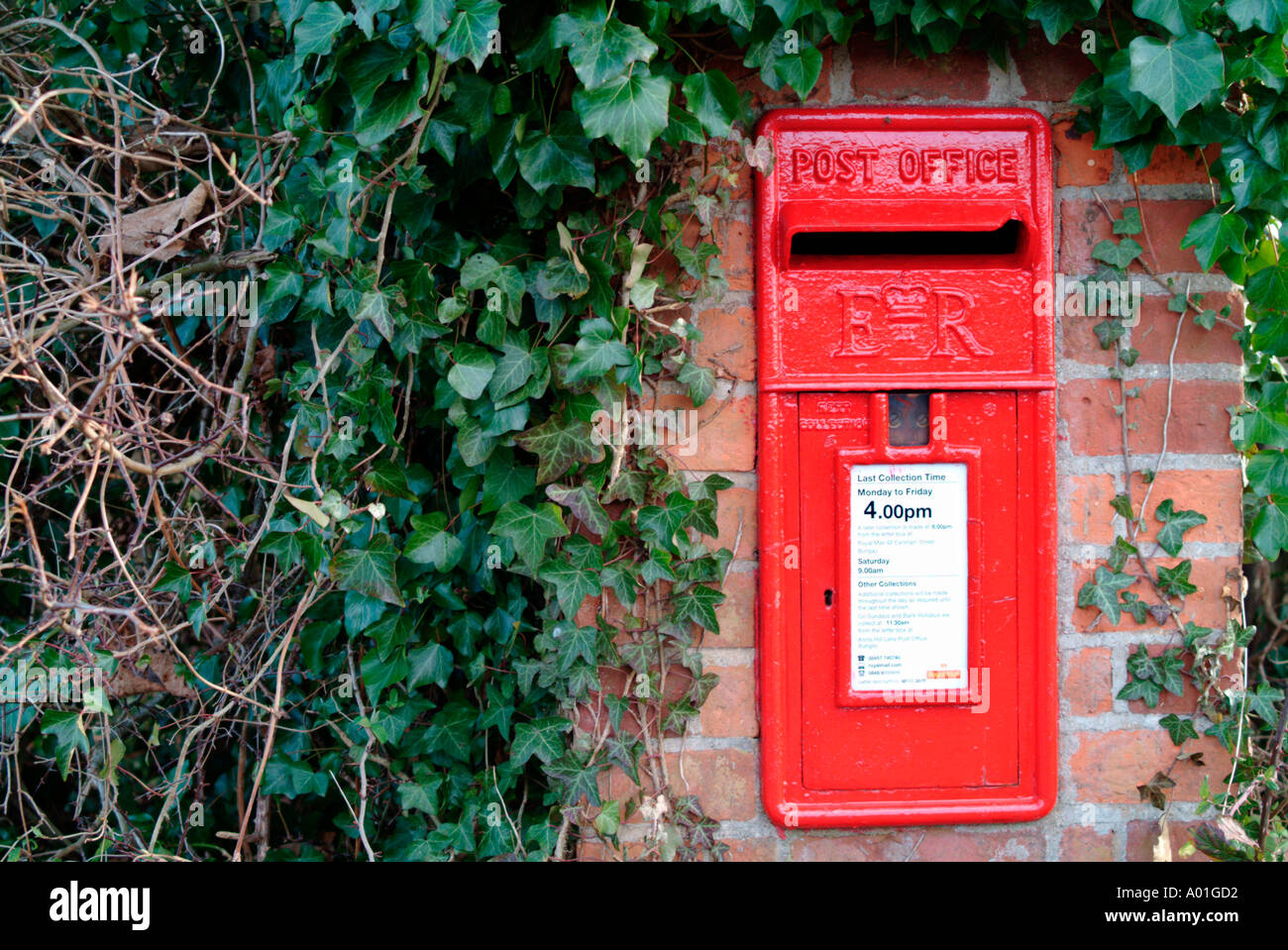 Red posting box hi-res stock photography and images - Alamy