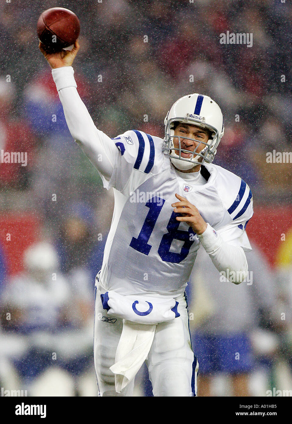Quarterback passing hi-res stock photography and images - Alamy