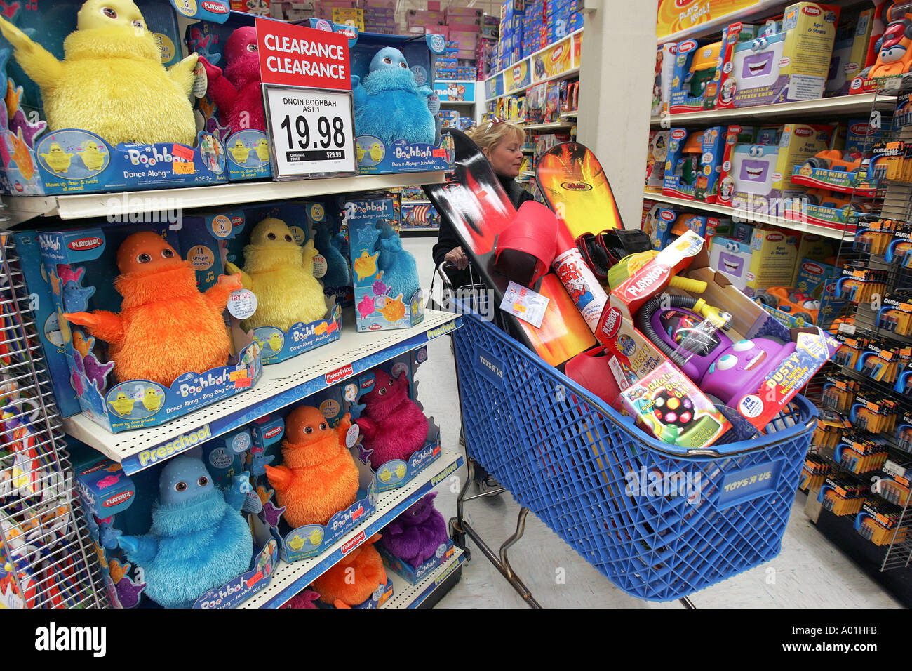 Overflowing shopping cart hi-res stock photography and images - Alamy