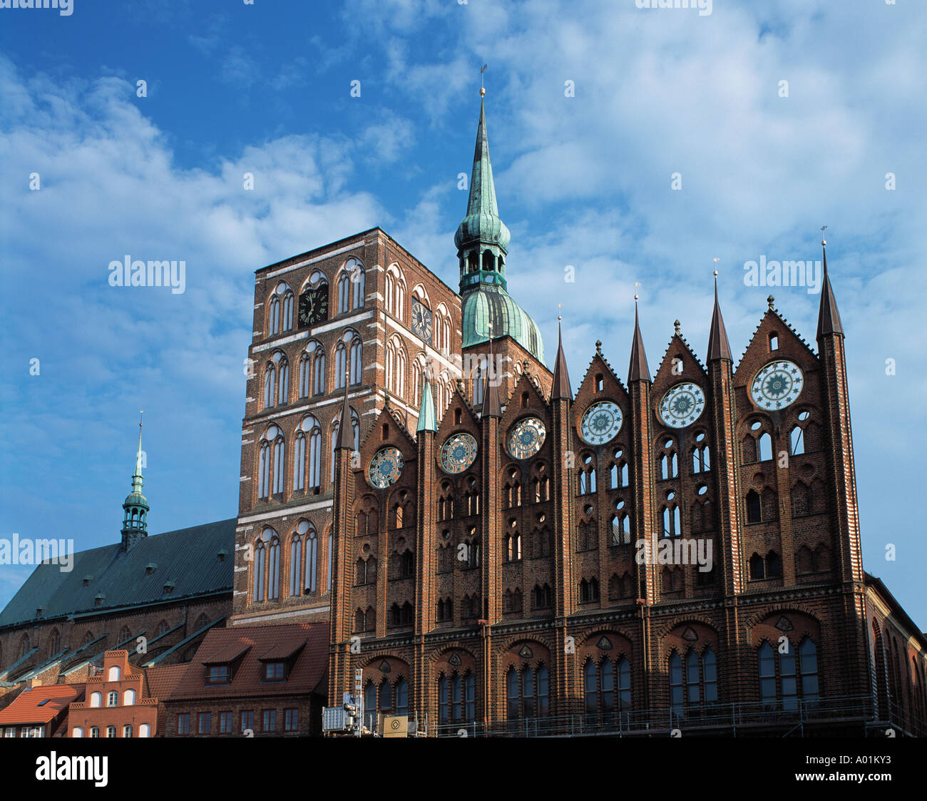 Nikolaikirche und rathaus backsteingotik stralsund hi-res stock ...