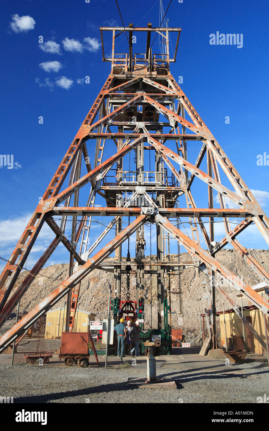 Mine shaft and buildings on top of the Line of Lode, Broken Hill ...