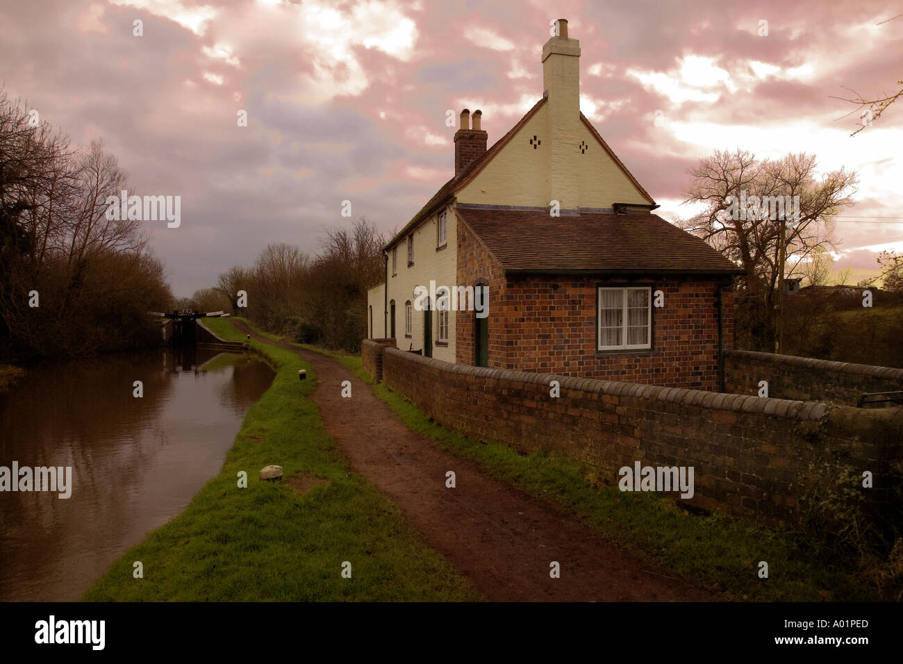 Tardebigge lock cottage hi-res stock photography and images - Alamy