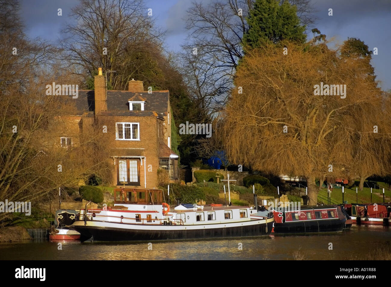england warwickshire valley of the river avon the village of bidford on ...