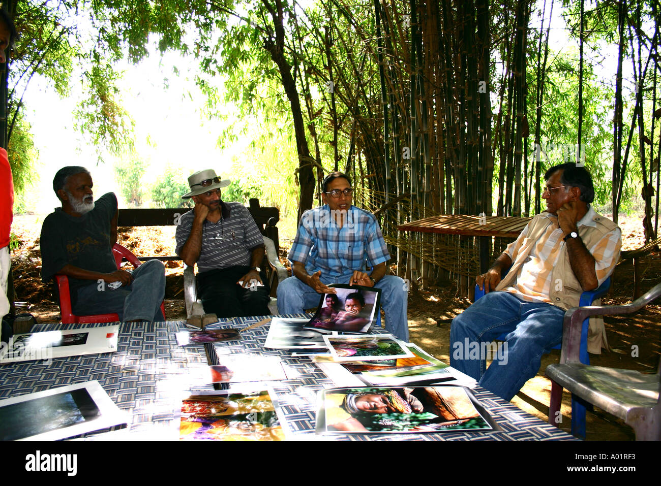 Art discussion hi-res stock photography and images - Alamy