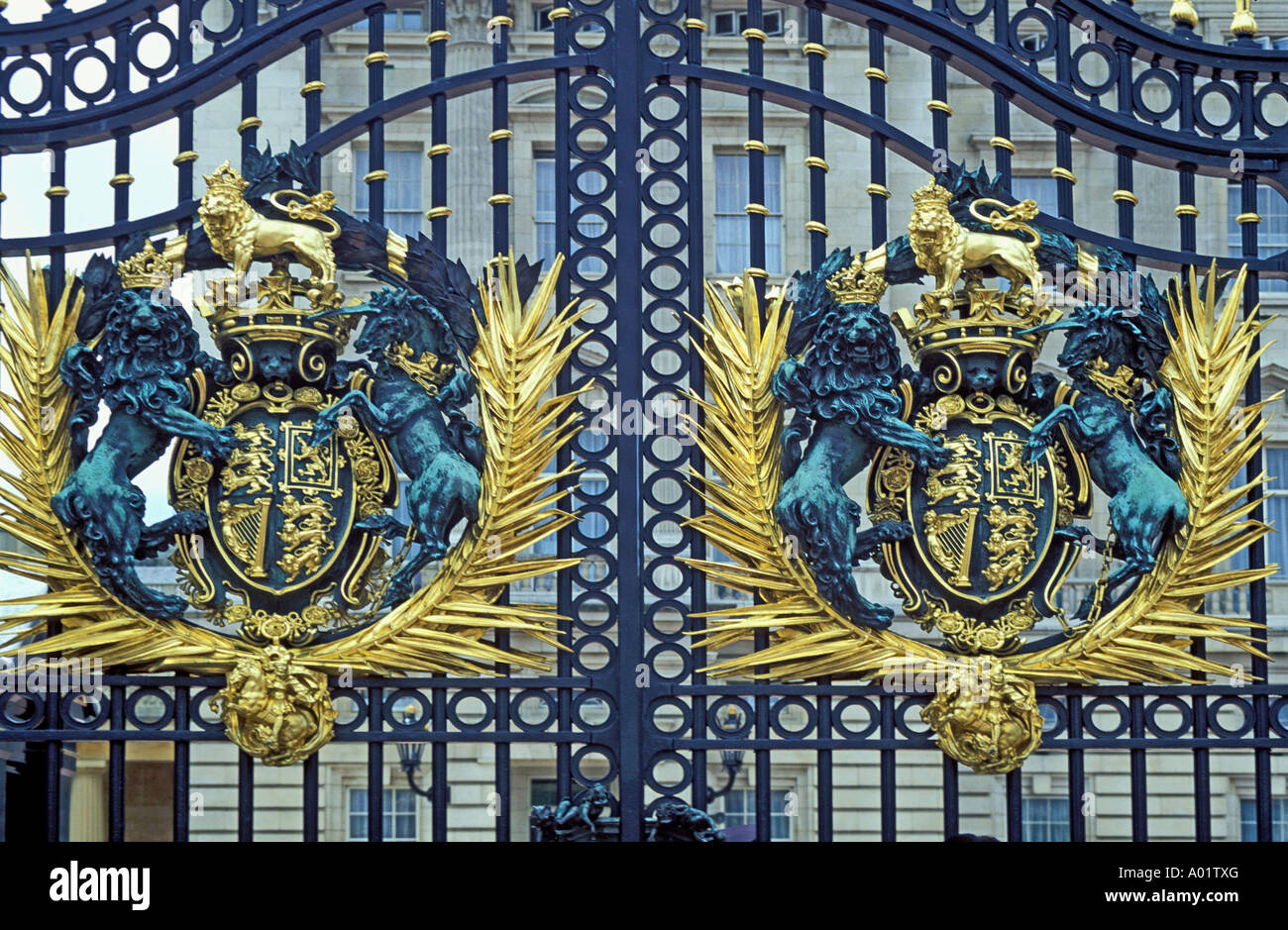 Buckingham Palace front gate Stock Photo - Alamy