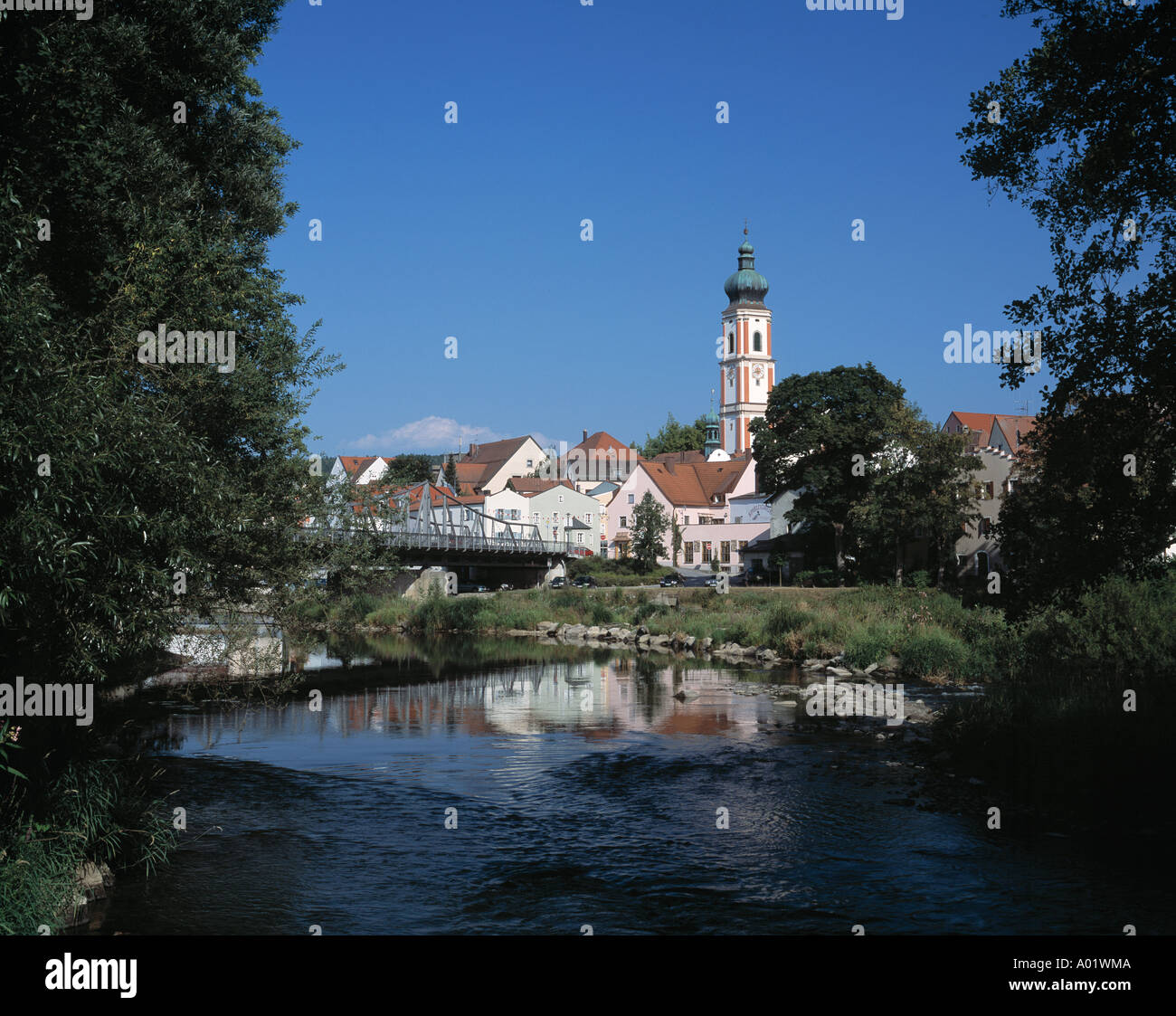 Blick ueber den Regen zur Stadt mit der Stadtpfarrkirche, Roding, Regen ...