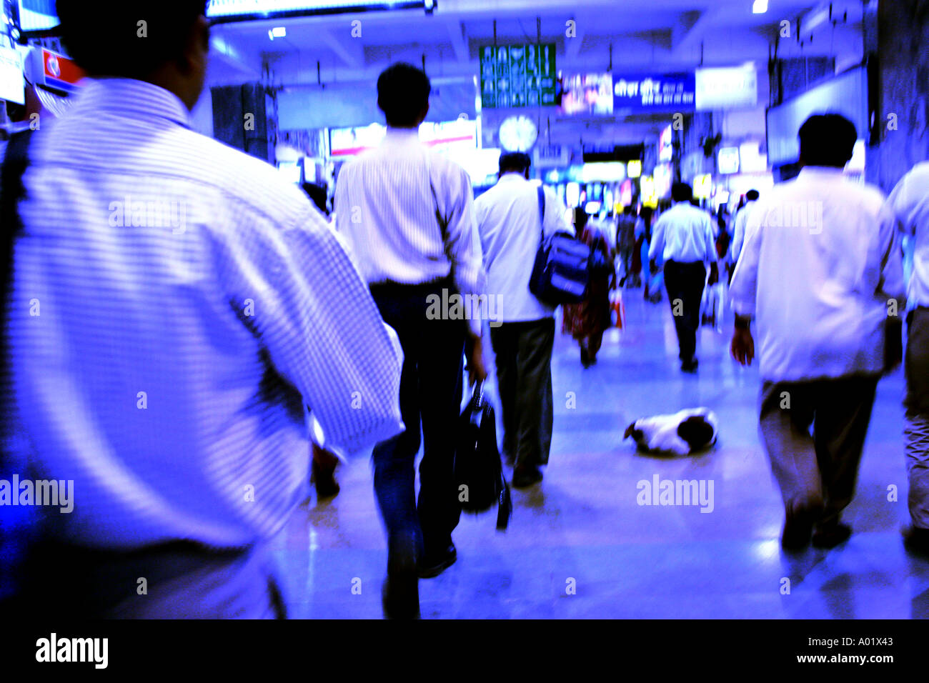 Rush hour Indian crowd of people going home in Bombay city Stock Photo ...