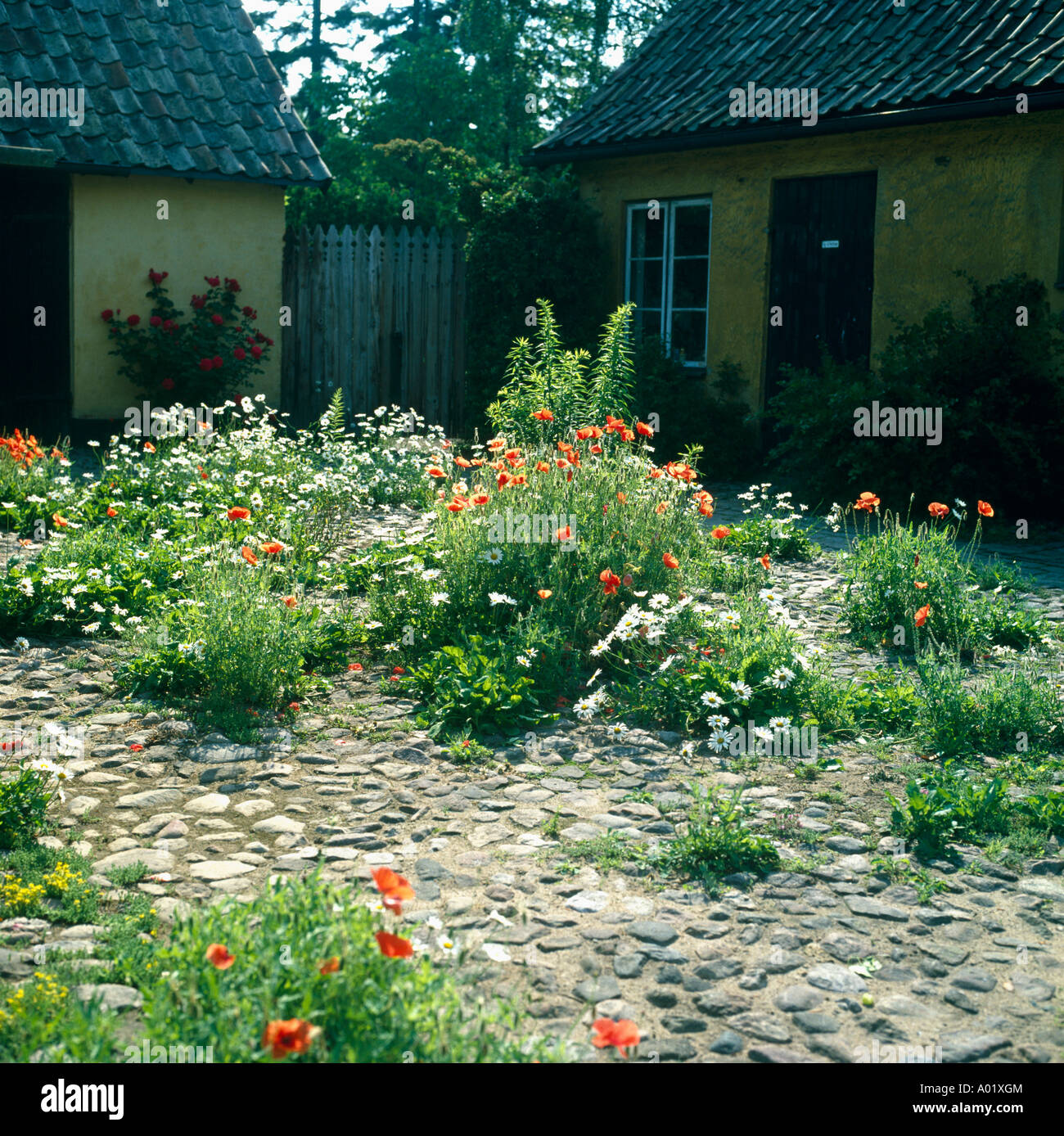 Cobbled courtyards hi-res stock photography and images - Alamy