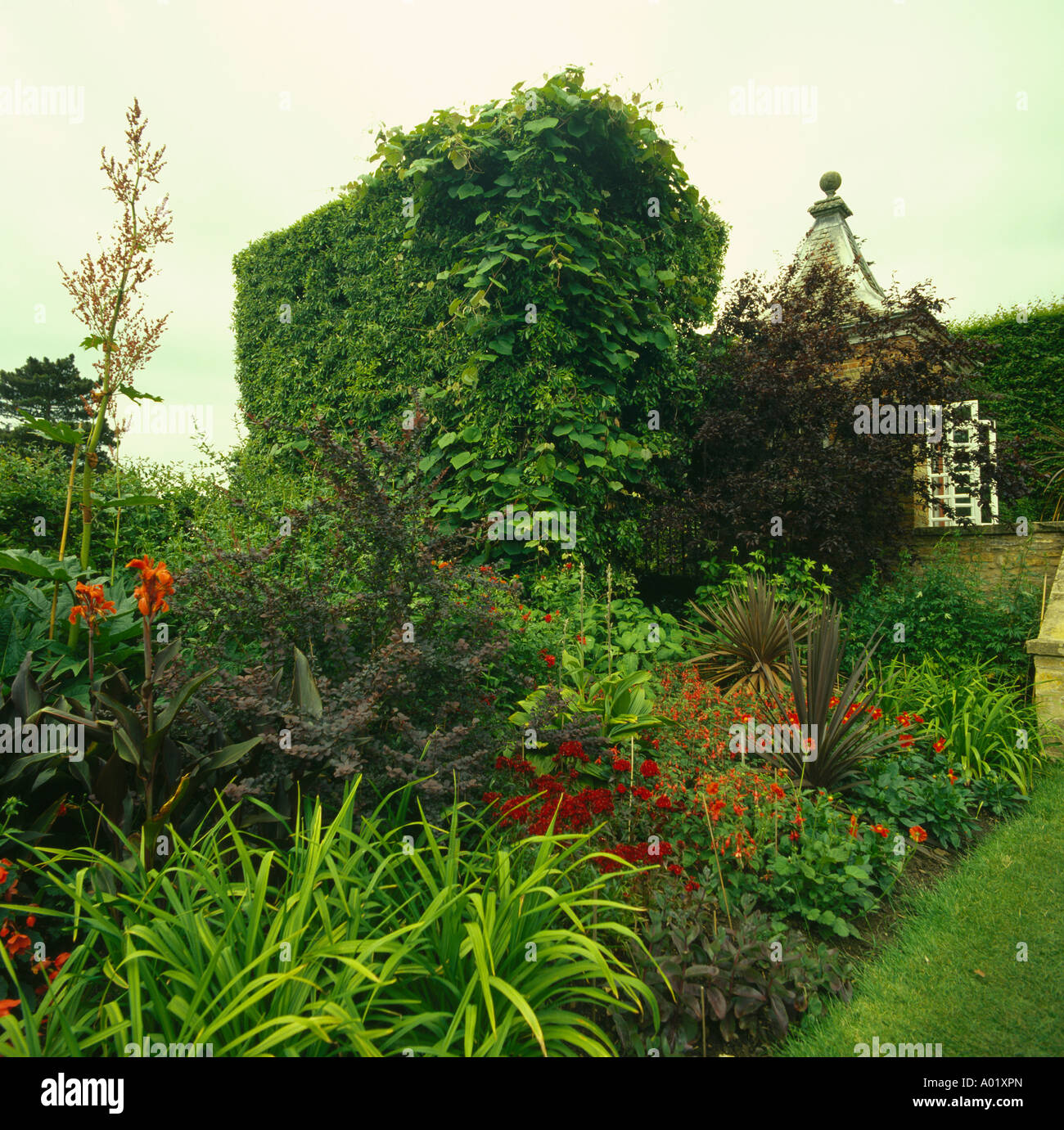 Hidcote gardens red border hi-res stock photography and images - Alamy