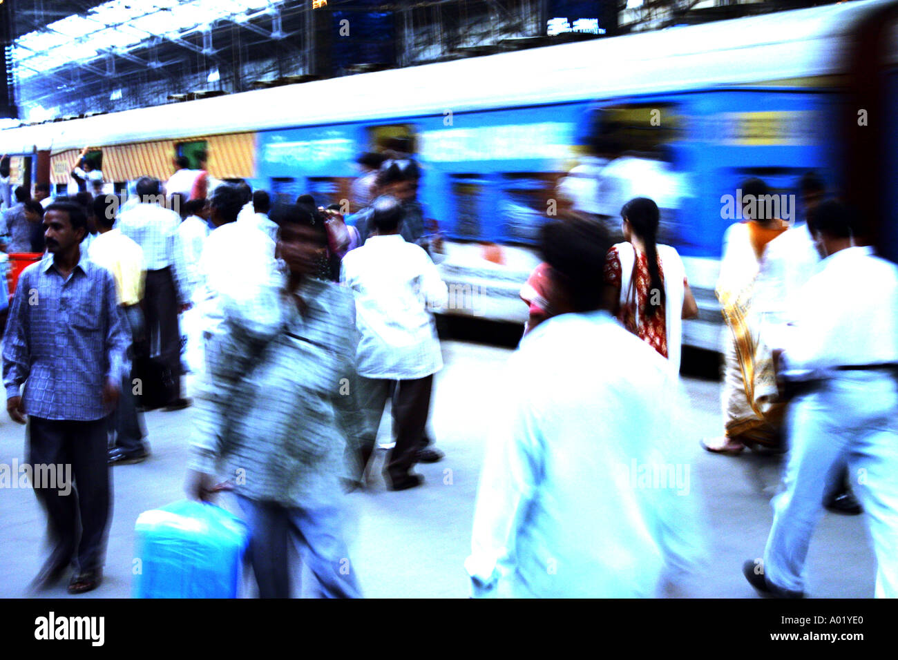 Crowded local train bombay mumbai hi-res stock photography and images ...