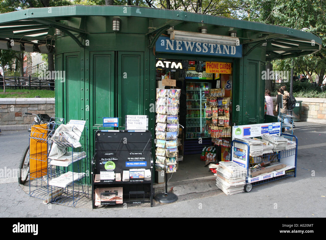 News vendor stand, NY Stock Photo - Alamy