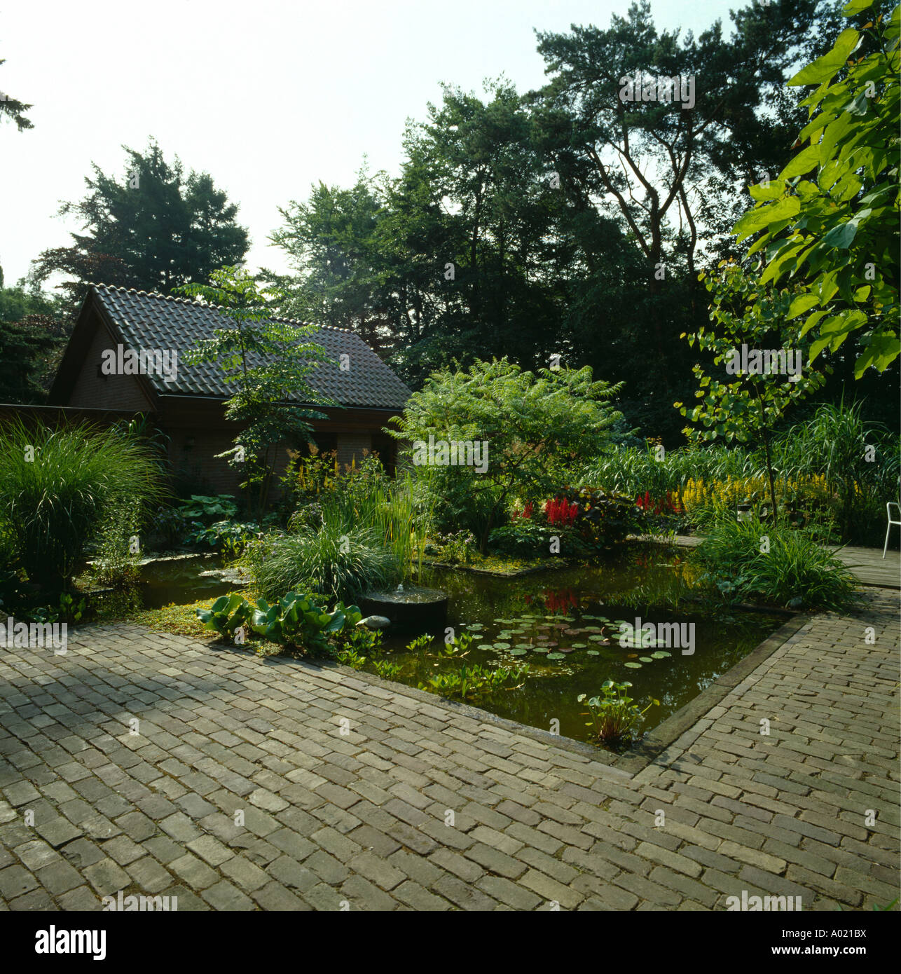 Fountains square ponds hi-res stock photography and images - Alamy