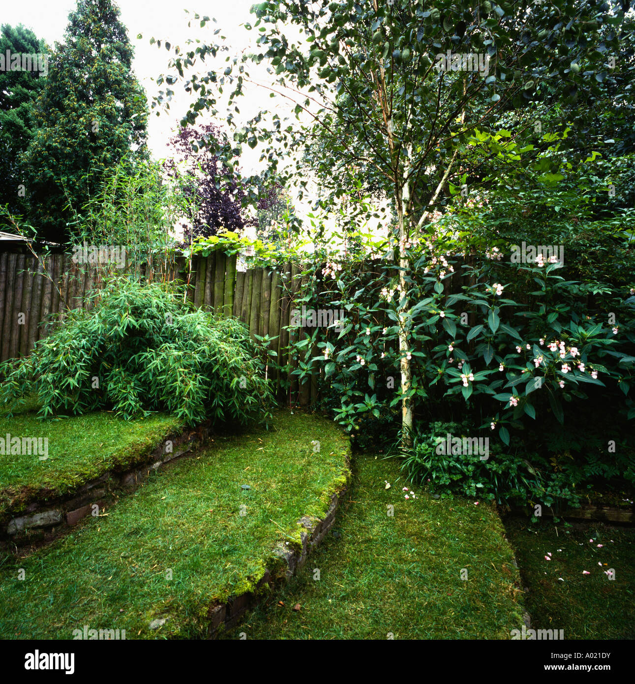 Tiered lawn stone paving small hi-res stock photography and images - Alamy