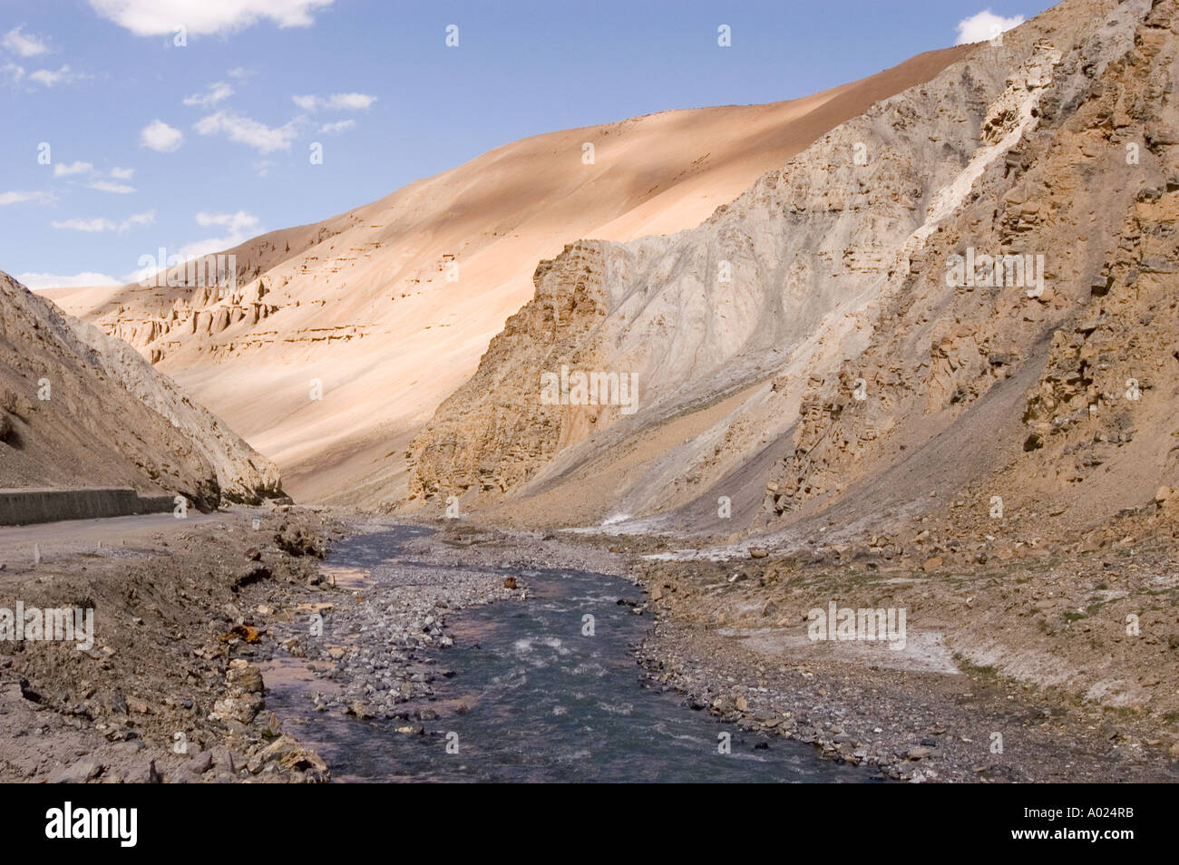 River and sedimental structures of himalayan mountains on the Manali ...