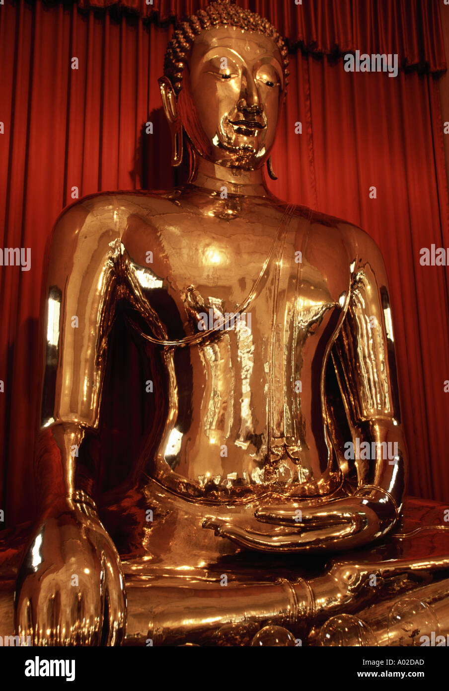 Thailand, Bangkok, Wat Traimit Temple, Golden Buddha statue Stock Photo ...