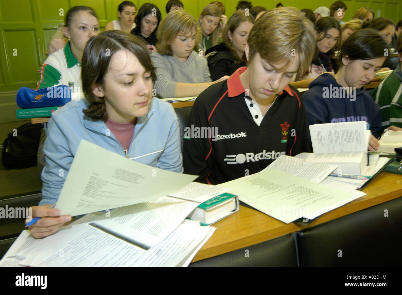 Science students university lecture hi-res stock photography and images ...