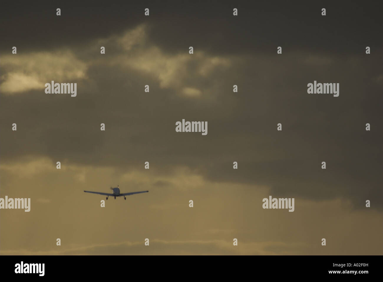 Incoming plane hi-res stock photography and images - Alamy