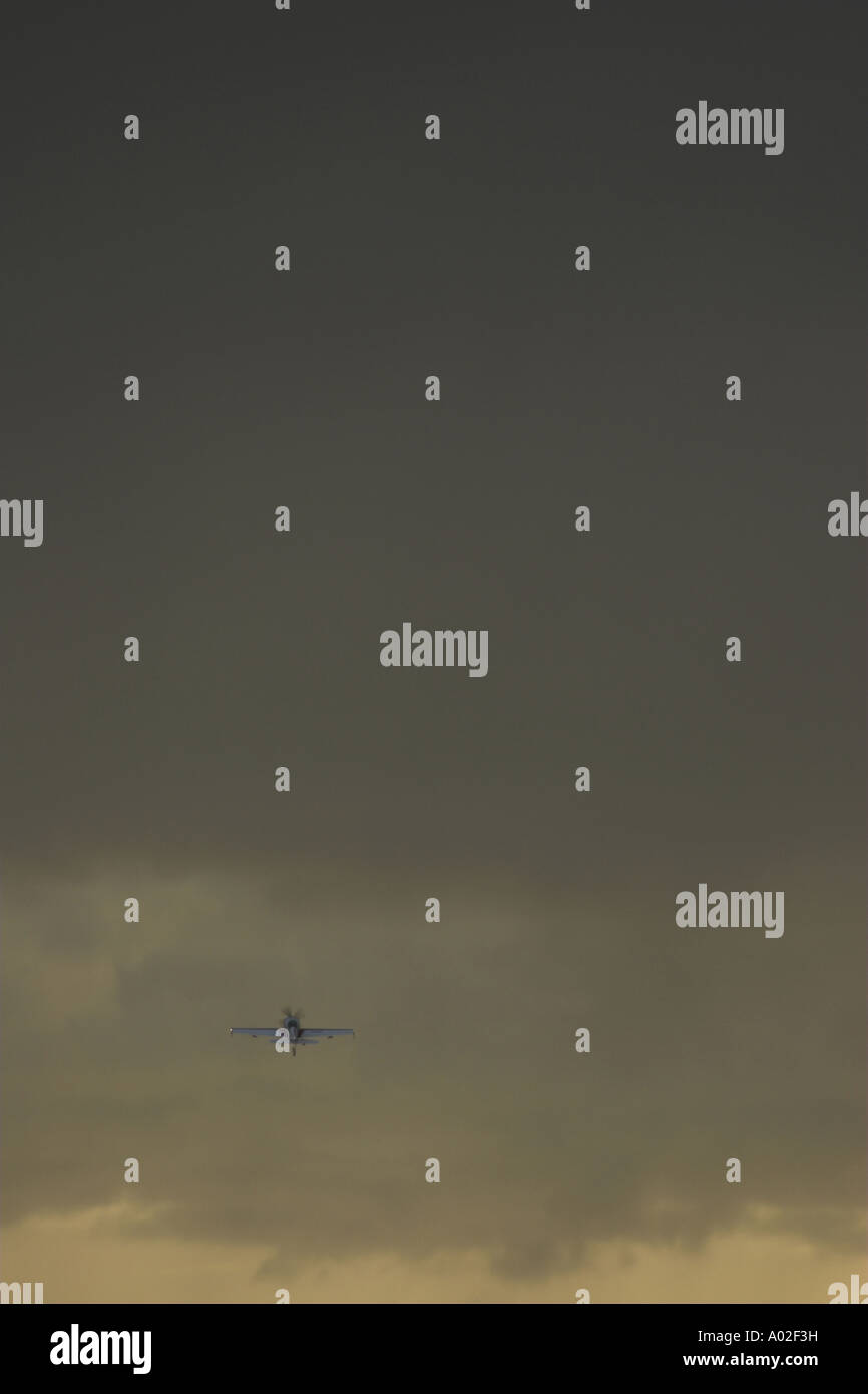 Incoming plane hi-res stock photography and images - Alamy