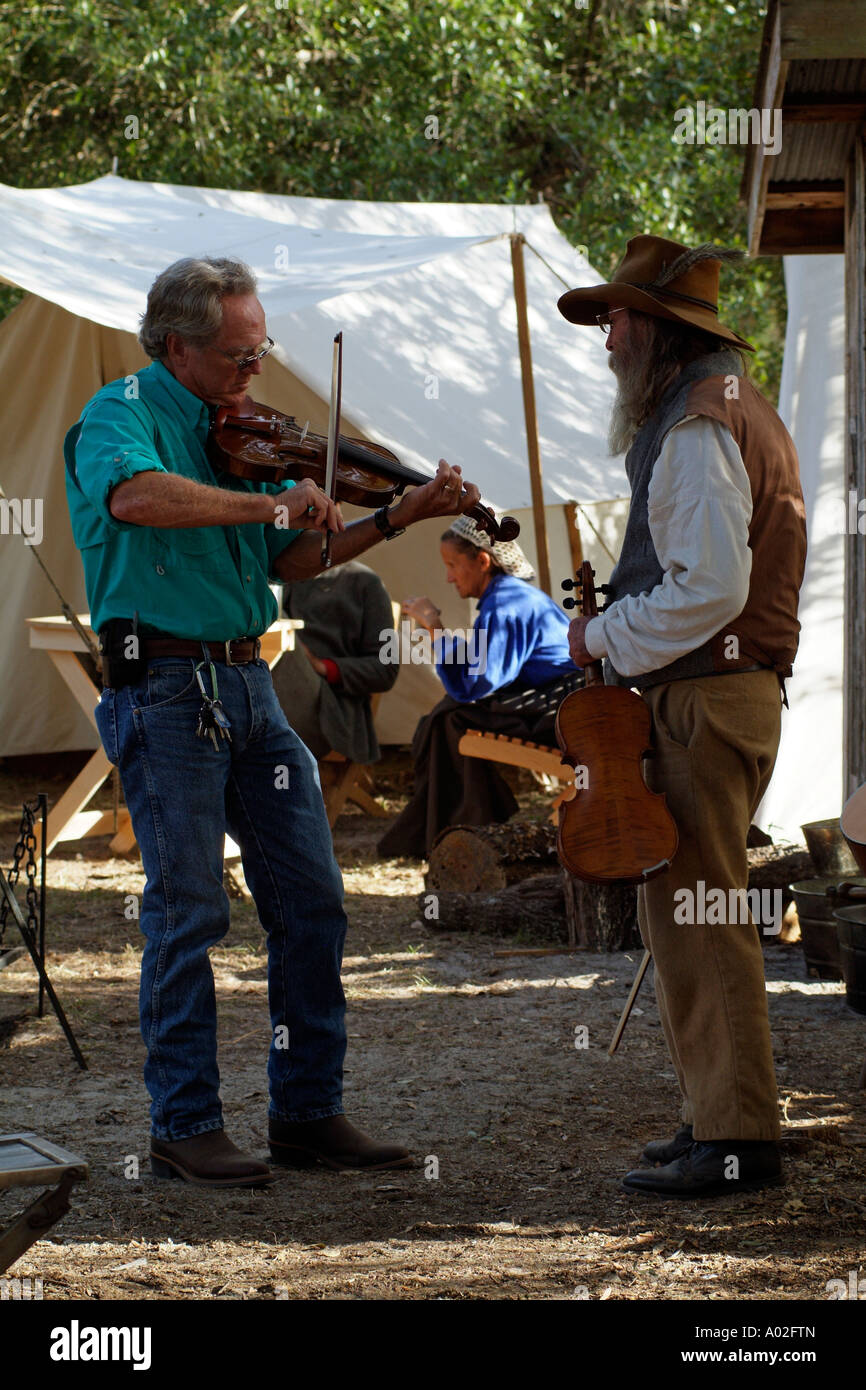 Old man playing fiddle hi-res stock photography and images - Alamy