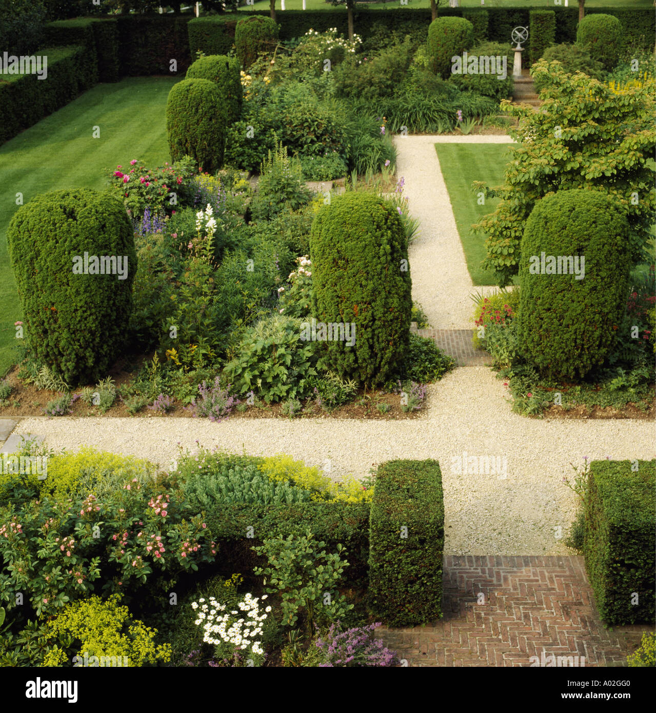 Gravel path topiary hi-res stock photography and images - Alamy