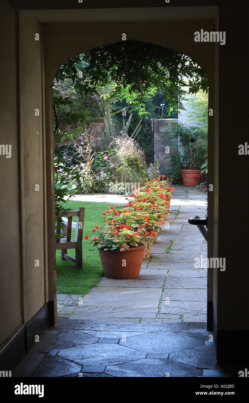University grounds hi-res stock photography and images - Alamy