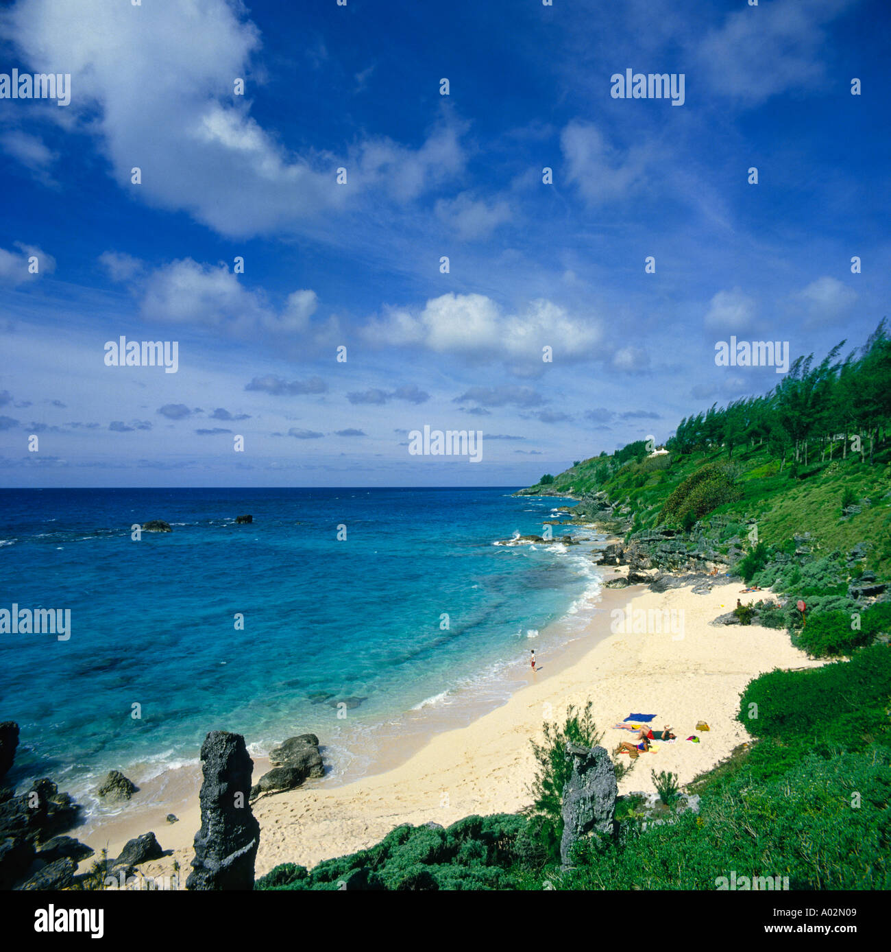Bermuda beach couple hi-res stock photography and images - Alamy