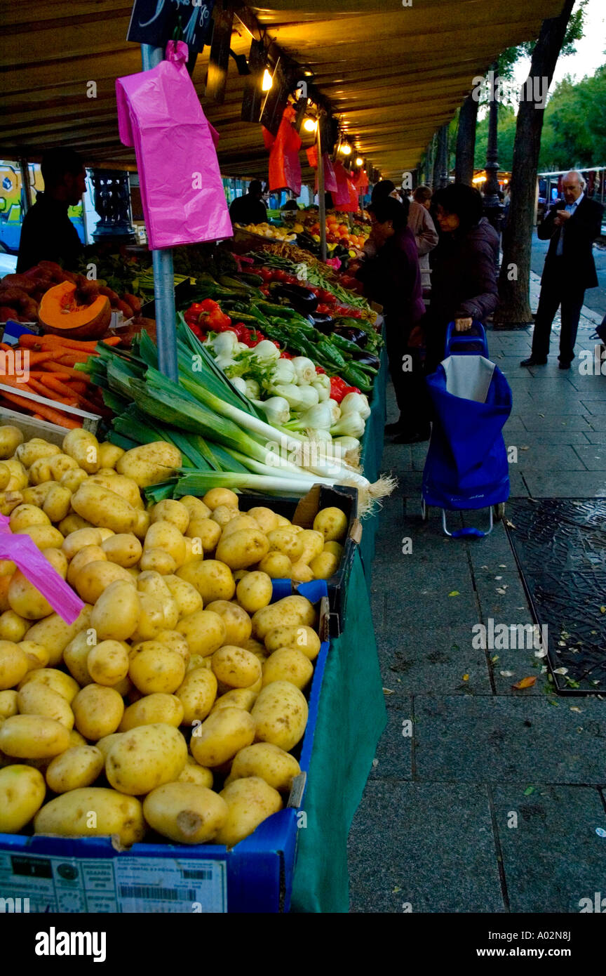 Marche bastille paris hi-res stock photography and images - Alamy