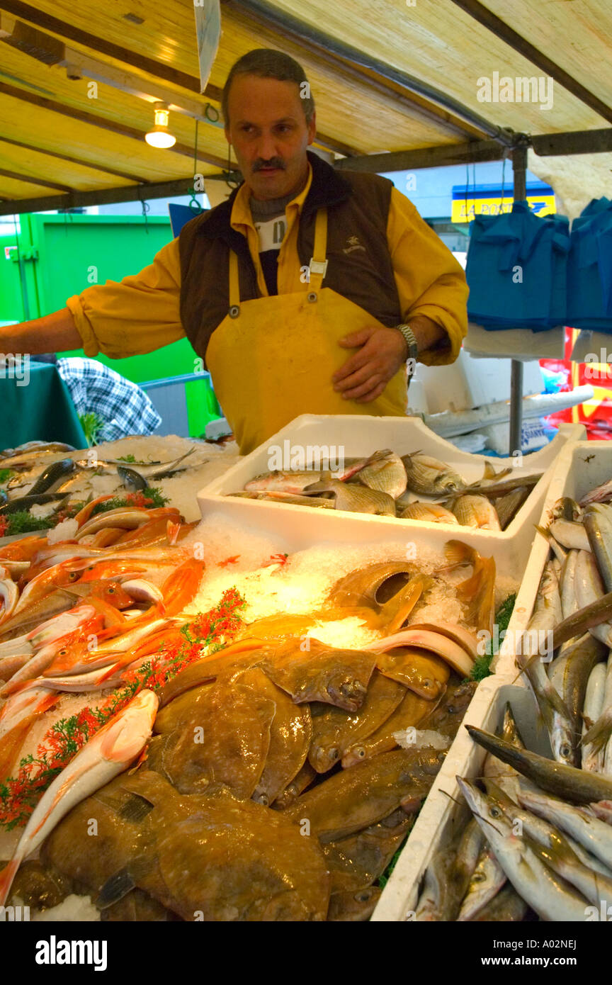 Shopping at the fish market in paris hi-res stock photography and ...