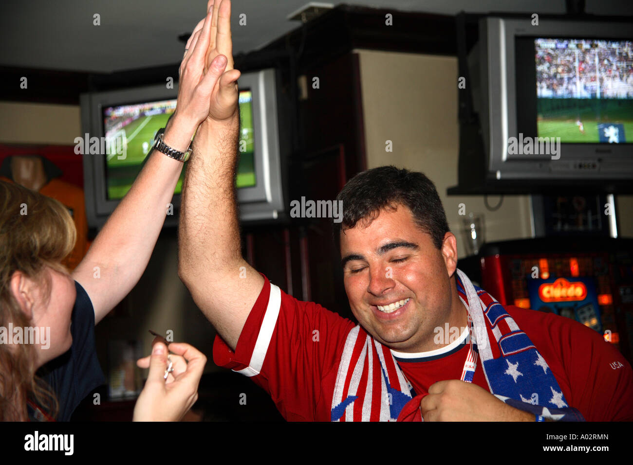 USA fans celebrate a goal vs Italy in 2006 World Cup, Sports Bar ...