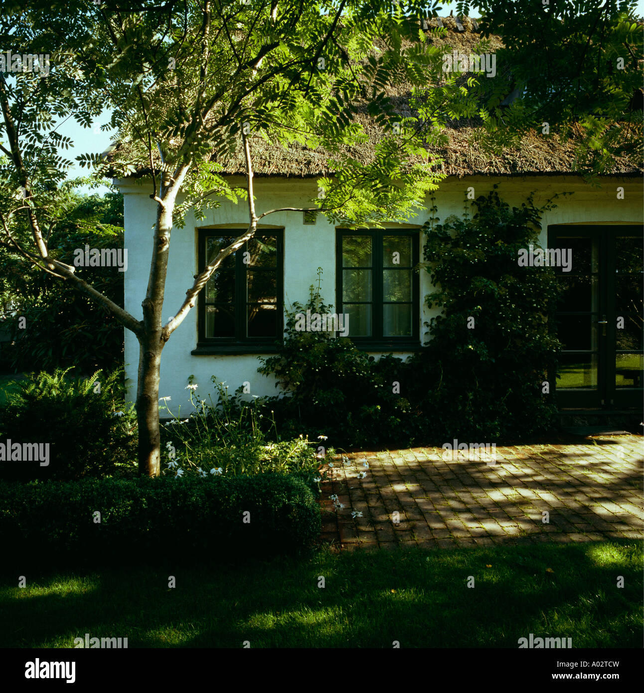 Single story cottage hi-res stock photography and images - Alamy