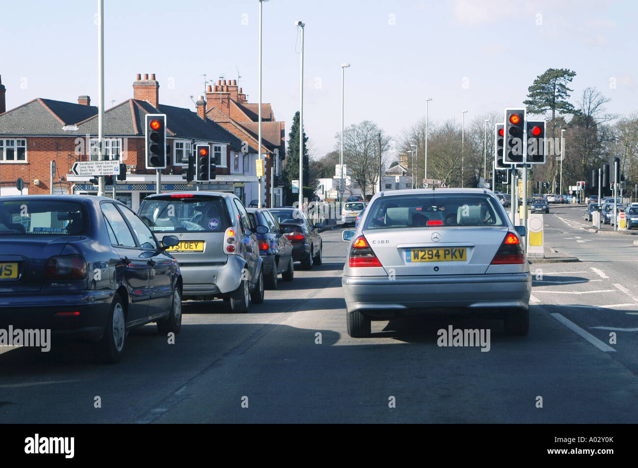Cars red traffic light queue hi-res stock photography and images - Alamy