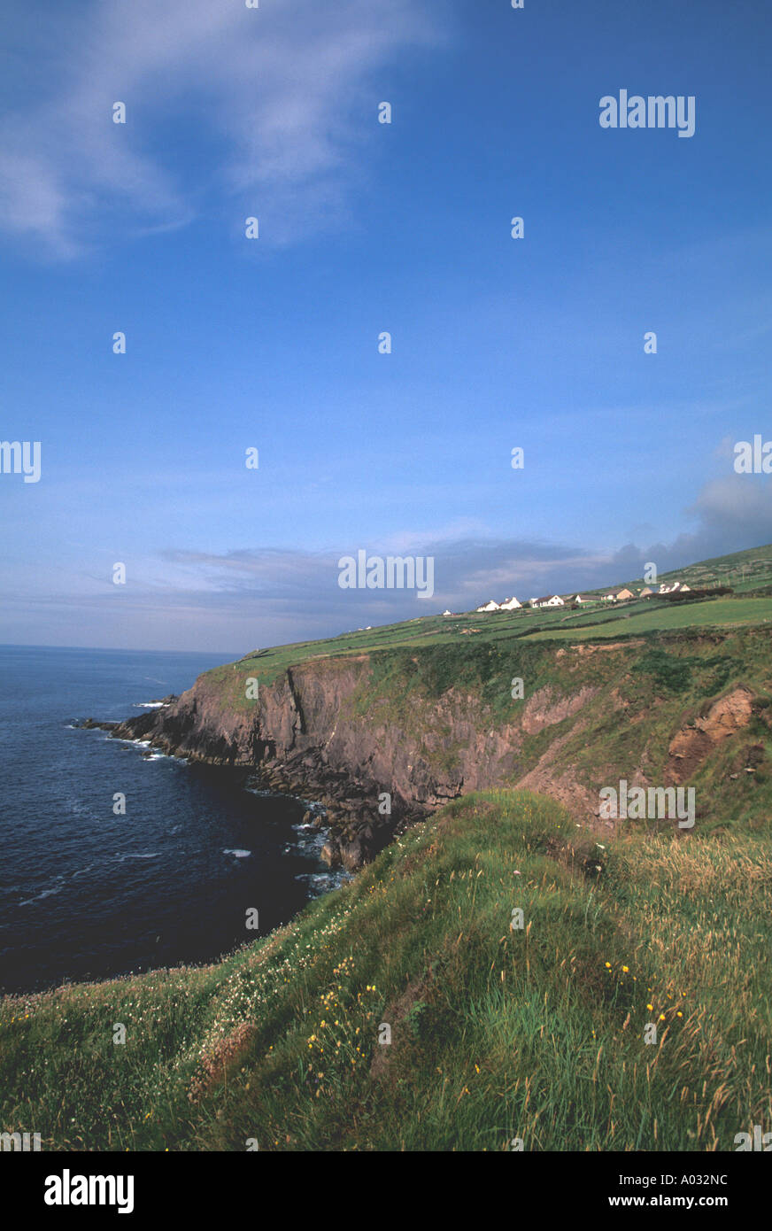 Homes on bluff hi-res stock photography and images - Alamy