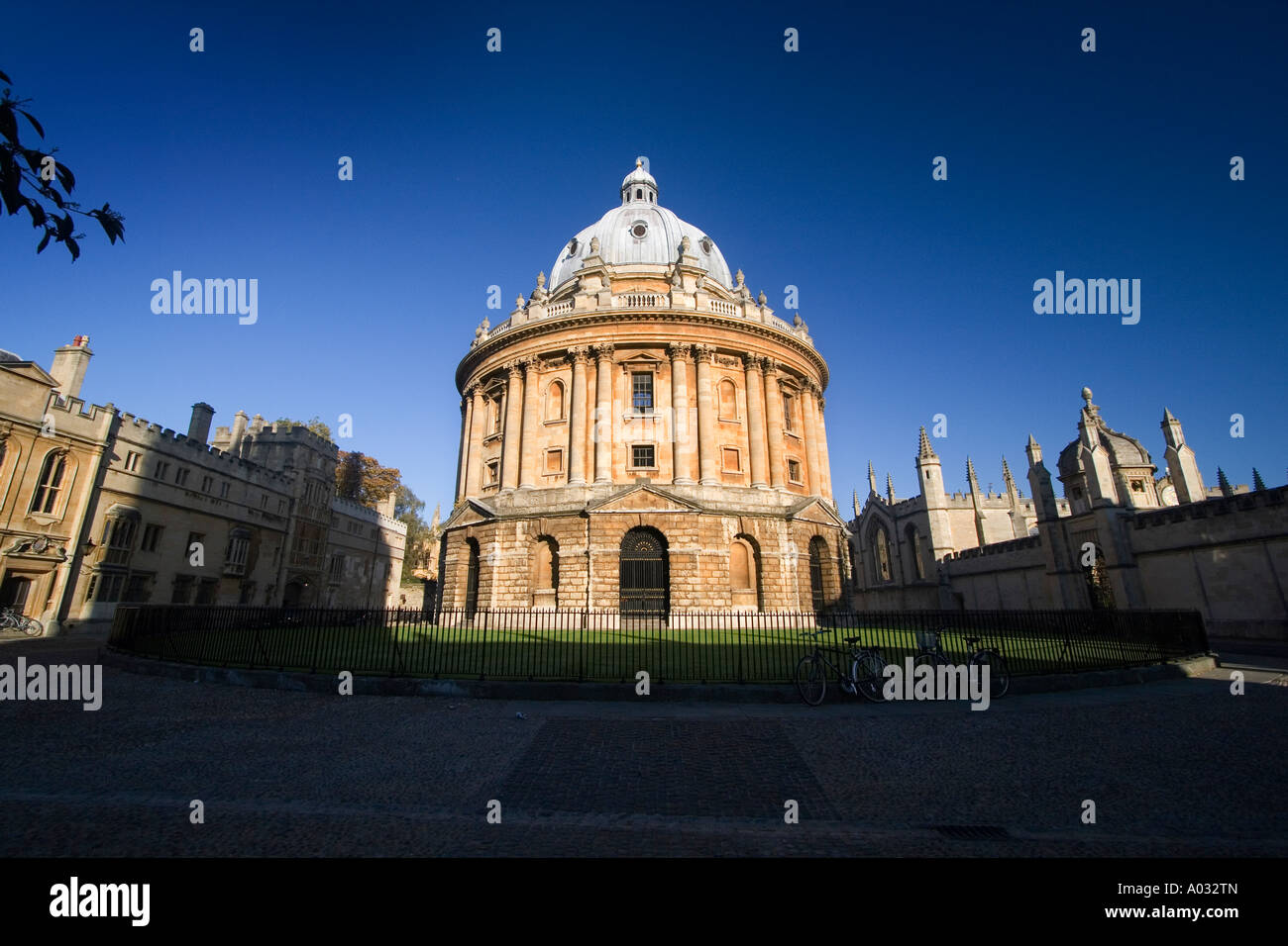 Radcliffe Square Oxford 5- dramatic winter morning light Stock Photo ...