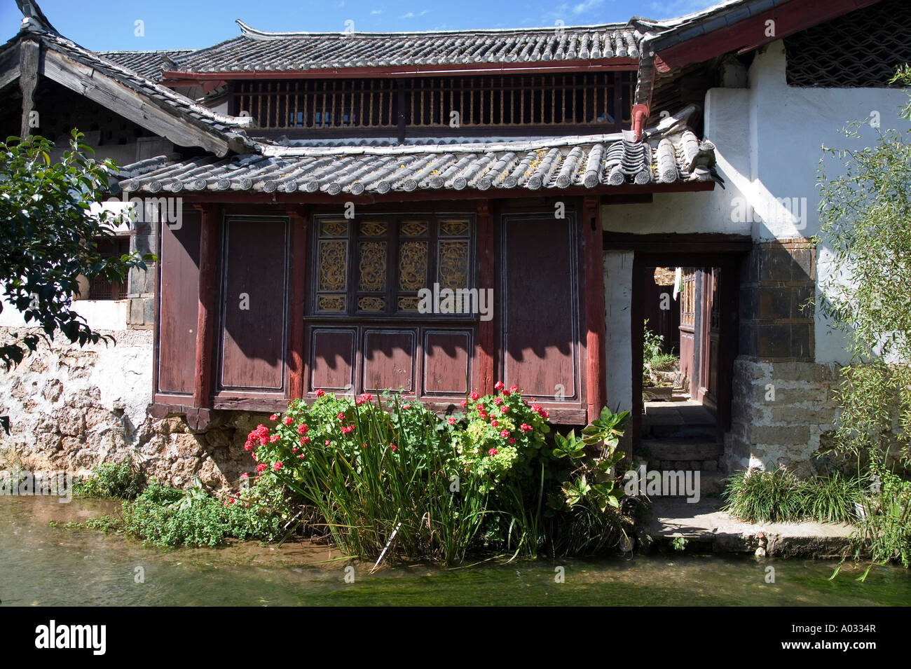 Beautiful old canal-side house in Lijiang China Stock Photo - Alamy