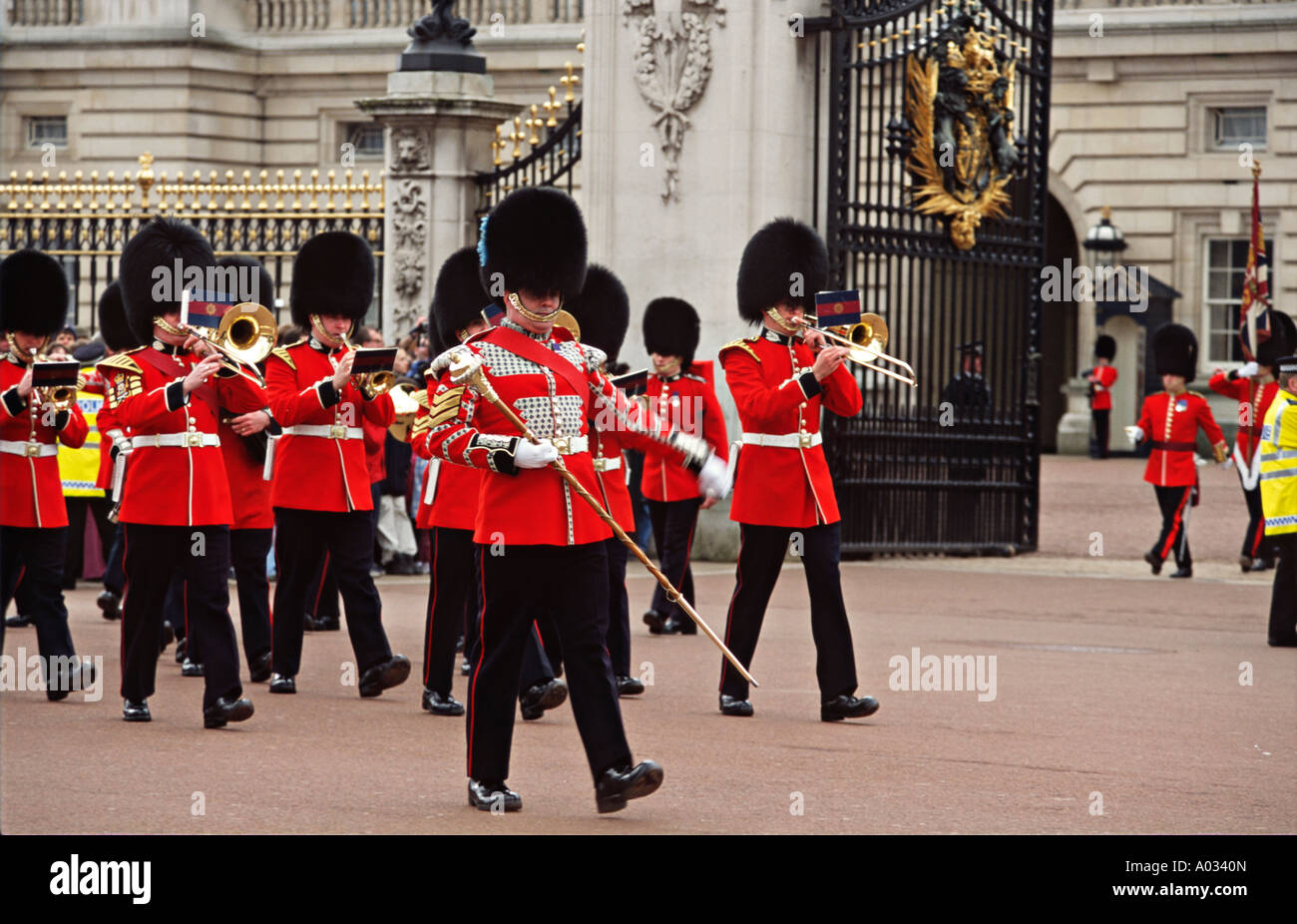 People watch the changing the guard at buckingham palace hi-res stock ...