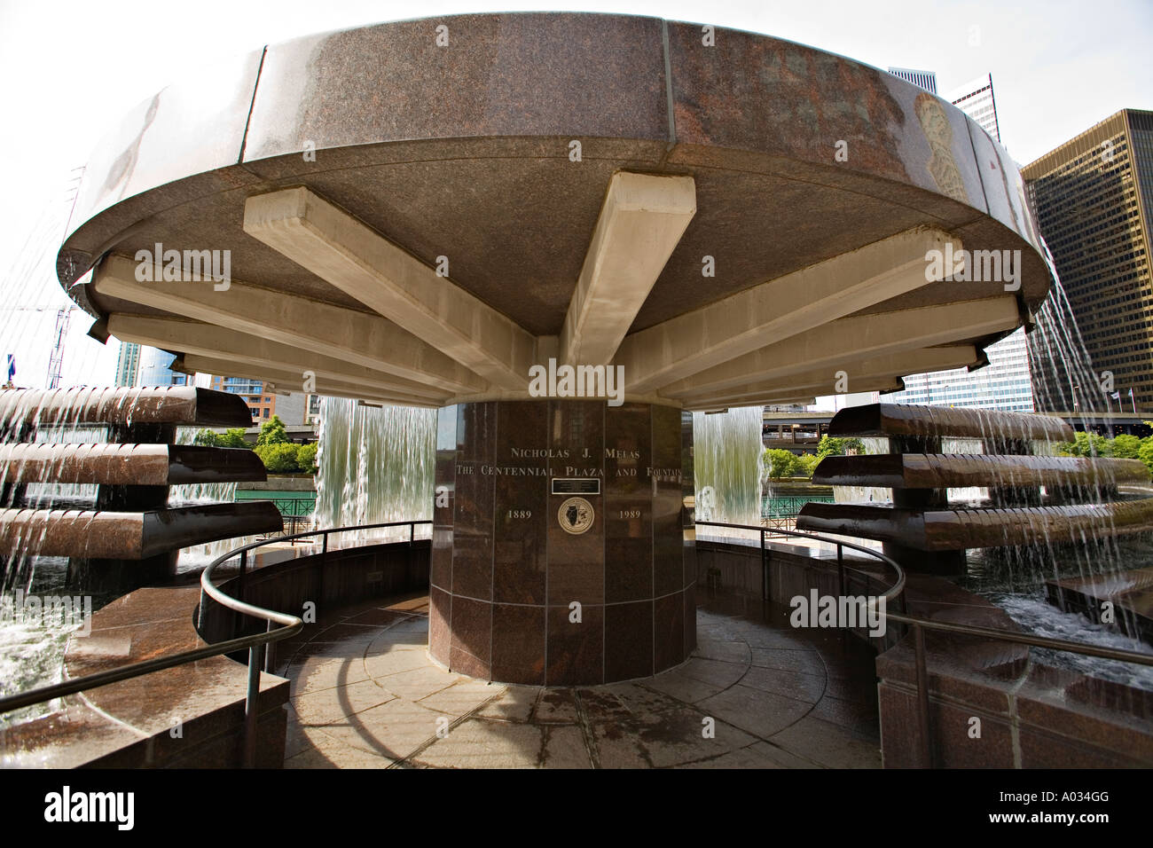 Riverwalk chicago fountain hi-res stock photography and images - Alamy
