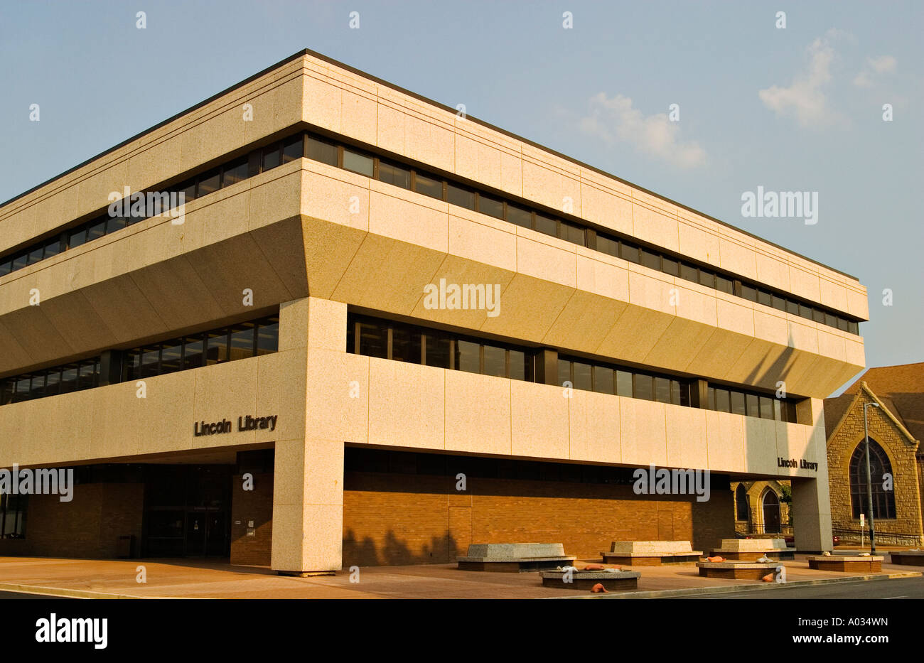 ILLINOIS Springfield Exterior of Lincoln Library public library ...