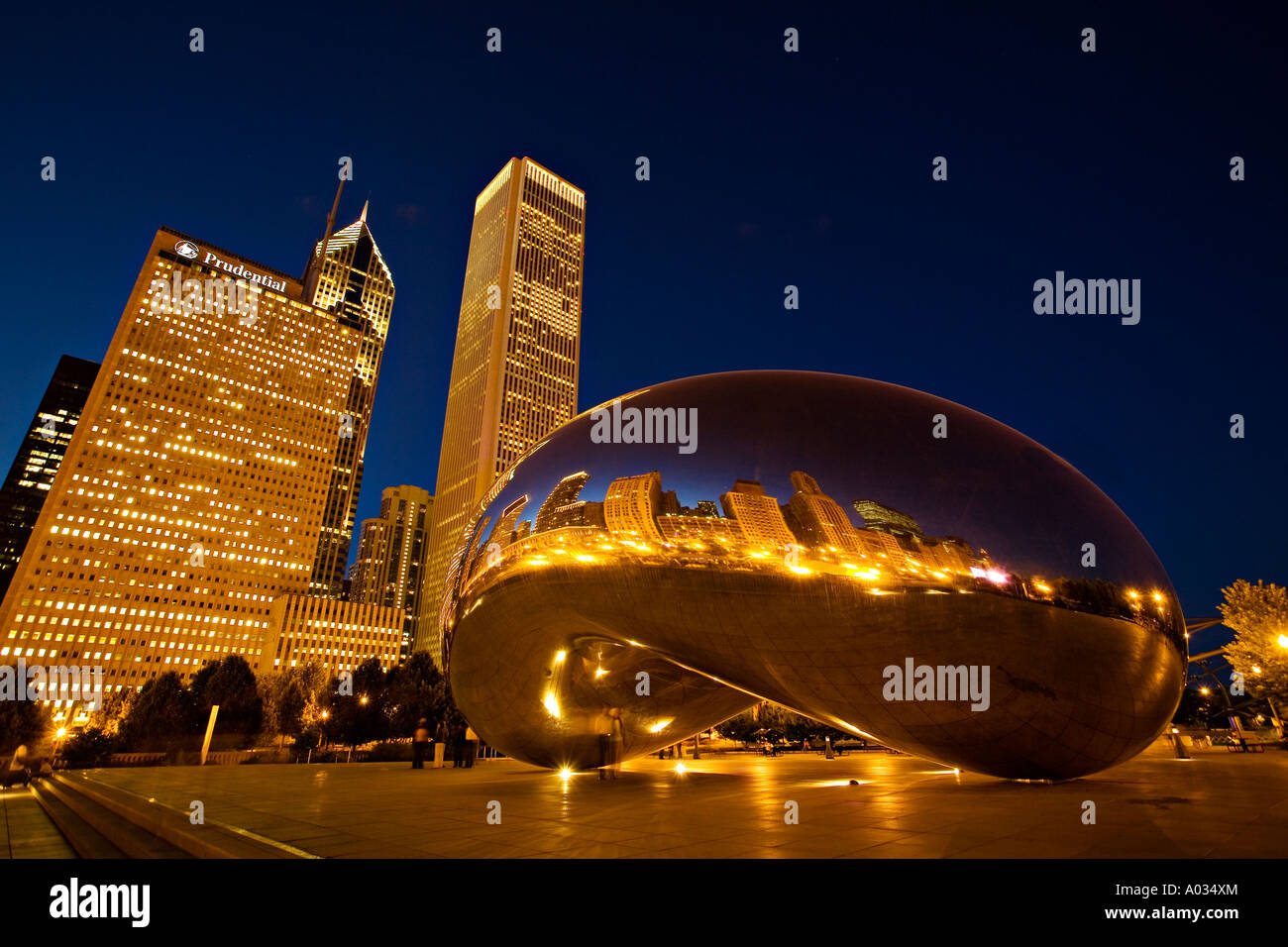 ILLINOIS Chicago Cloud Gate sculpture in Millennium Park at night city ...