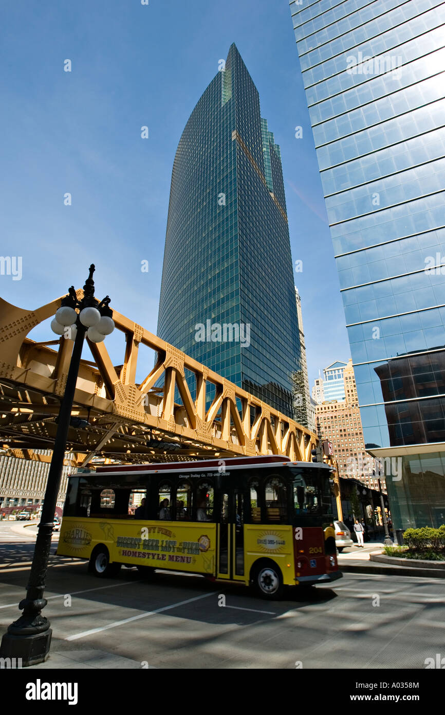 ILLINOIS Chicago 333 Wacker Drive building unique curved design of ...