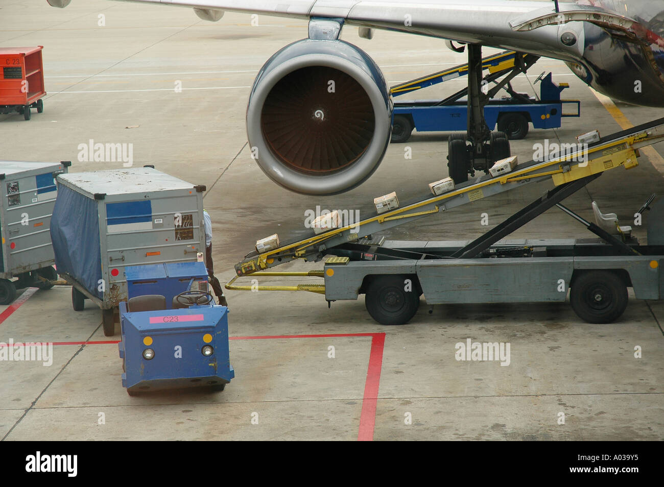 Fedex plane boxes hi-res stock photography and images - Alamy