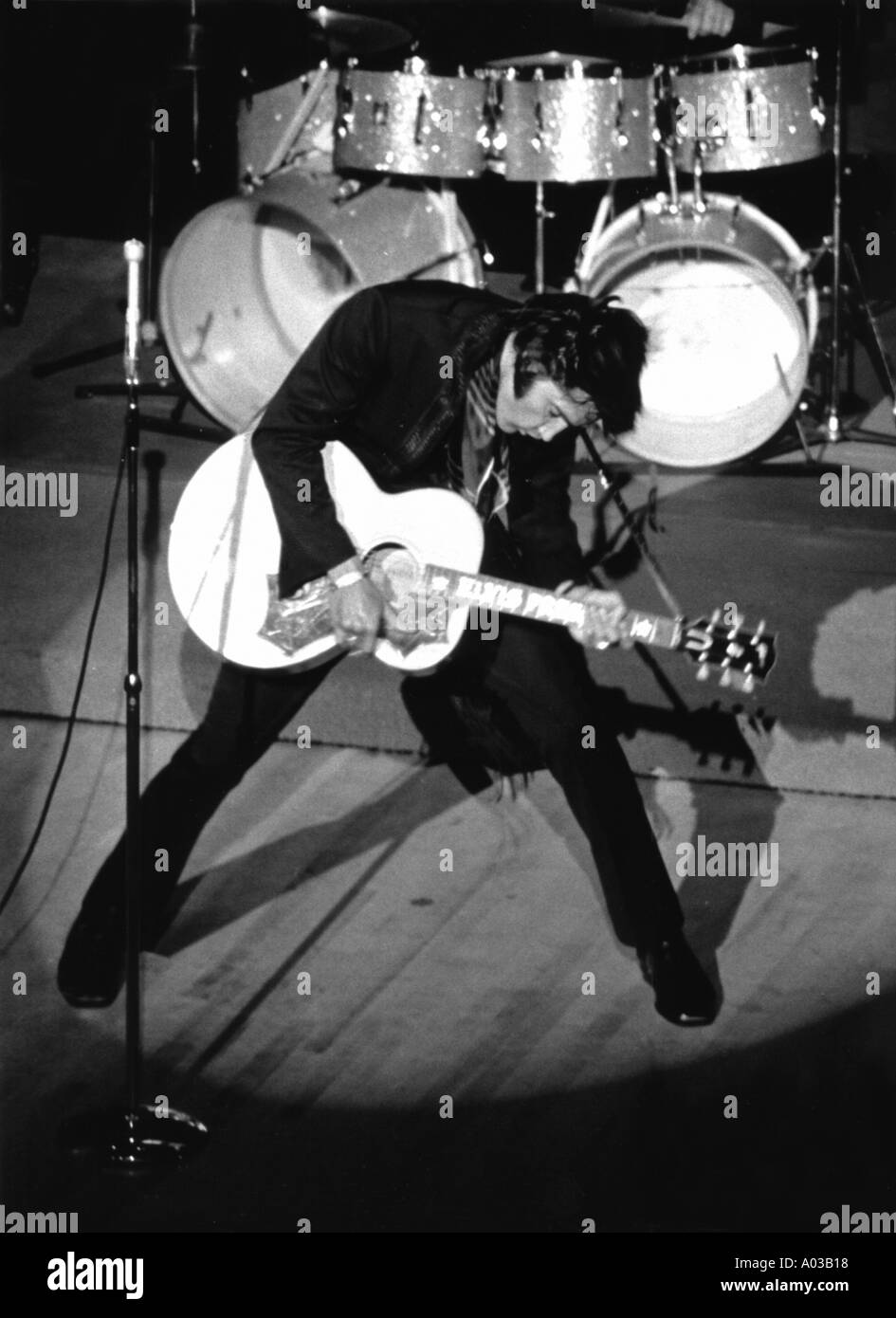 Elvis presley singing hi-res stock photography and images - Alamy